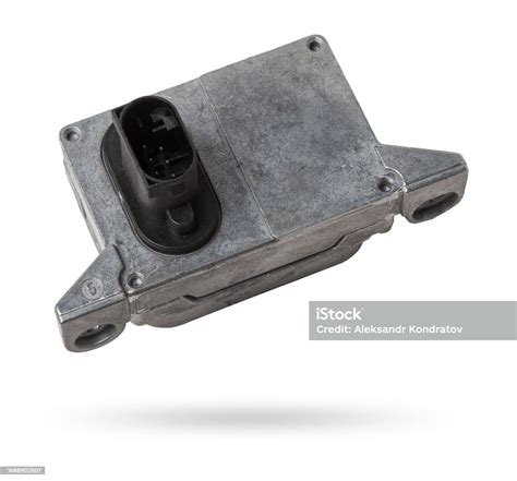 흰색 고립 된 배경에 금속 요소가있는 플라스틱 자동차 엔진 제어 장치는 다양한 하위 시스템 장치 및 어셈블리의 연결 중심입니다 순간의 상태를 모니터링합니다 예비 부품 0명에