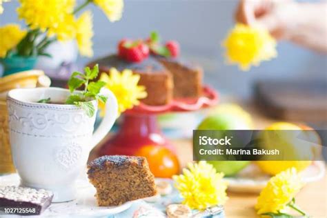 아침 식사와 노란색의 많은 테이블에는 민트와 향기로운 차 국화 꽃 텍스트에 대 한 여유 공간 가을에 대한 스톡 사진 및 기타 이미지 Istock