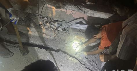 건물 잔해 수색하는 미얀마 구조대