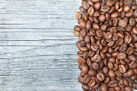 회색 나무 배경에 구운 커피 콩 플랫 레이 공간을 복사합니다 텍스트 공간 0명에 대한 스톡 사진 및 기타 이미지 0명 갈색 구이 Istock