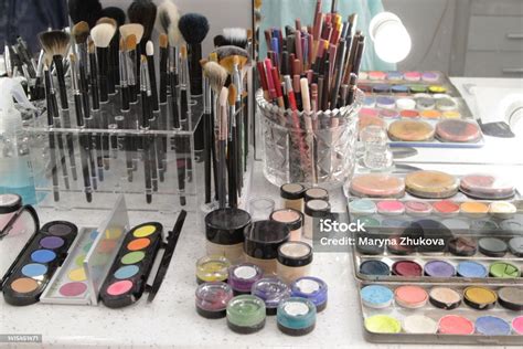 메이크업 아티스트의 밝은 작업장에 메이크업 브러쉬와 화장품 세트 아이 섀도우와 파운데이션을 적용하기위한 브러시 0명에 대한 스톡 사진 및 기타 이미지 Istock