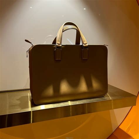 로로피아나 레더 브리프케이스 Loro Piana 차별화된 감정 흥정 서비스로 명품의 가치를 더하다 필웨이