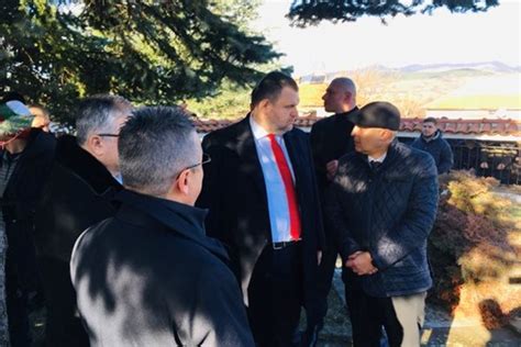 Пеевски се поклони пред Тюркян най малката жертва на тоталитаризма Обновена снимки