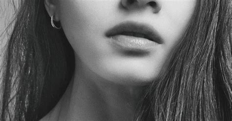 감정 강렬함 고요한 귀걸이 깊이 눈 눈썹 다정함 매끄러운 매우 복잡한 머리 명상 적 모델 목 미니멀