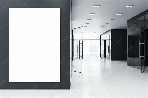 유리창과 도시 전망 콘크리트 바닥 벽 상업 및 직장 갤러리 개념 3d 렌더링에 빈 흰색 모의 포스터가 있는 현대적인 새 사무실 복도 내부 프리미엄 사진