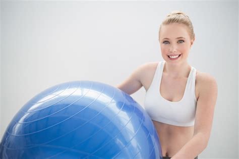 Premium Photo Smiling Sporty Blonde Holding Exercise Ball