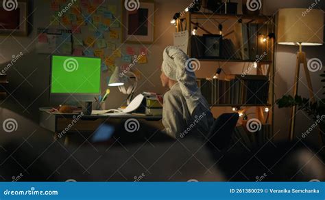 gossip girl gesturing chromakey computer woman showing phone to green
