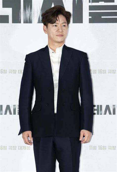 소음이 커지는 순간 폭발하는 특수 폭탄으로 도심을 점거하려는 폭탄 설계자와 그의 타깃이 된 전직 해군 부함장이 벌이는 사운드 테러 액션 영화 [데시벨]