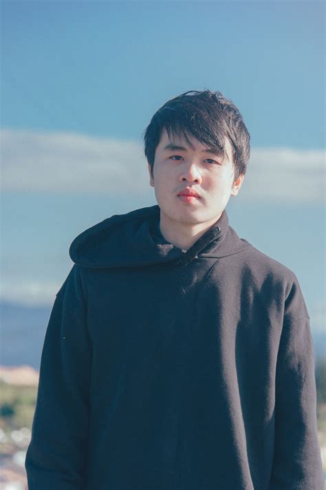 무료 이미지 얼굴 머리 푸른 하늘 이마 서 있는 인간의 겉옷 사진술 나무 목 미소 휴가 겨울 흑발 초상화 구름 재킷 턱 인물 사진