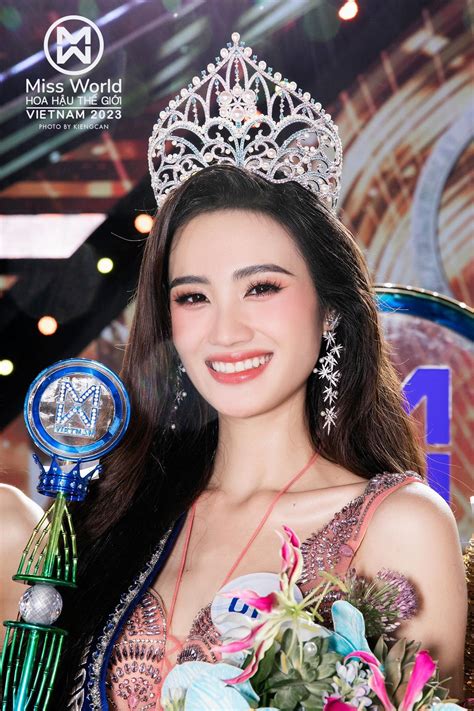 Hoa hậu Huỳnh Trần Ý Nhi 'siêu cute' hồi nhỏ
