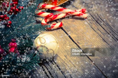 크리스마스 개념 소나무 나무 가지와 선물 나무 테이블 빨간색 새틴 물방울 무늬 리본으로 상자를 표시 개념에 대한 스톡 사진 및 기타 이미지 Istock