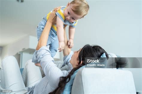 백인 을 사랑하는 엄마는 거실에서 소파에 아기 소년 아이와 함께 재생합니다 행복한 가족 매력적인 아름다운 돌보는 젊은 어머니