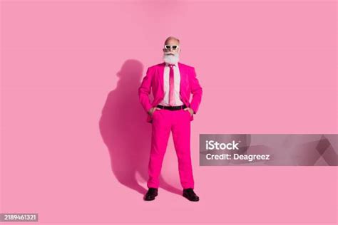 시원한 산타 클로스 남성 손 주머니 자신감 넘치는 포즈 옷을 입은 선글라스 핑크 슈트 절연 파스텔 배경의 전체 크기 사진 55 59세에 대한 스톡 사진 및 기타 이미지