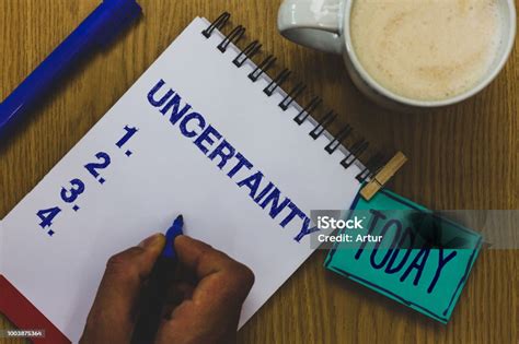 필기 텍스트 불확실성입니다 특정 상황의 예측 이벤트 동작 찻잔 커피 종이 마커 펜 좋은 아트 클립 클립 매일 Wordlists를