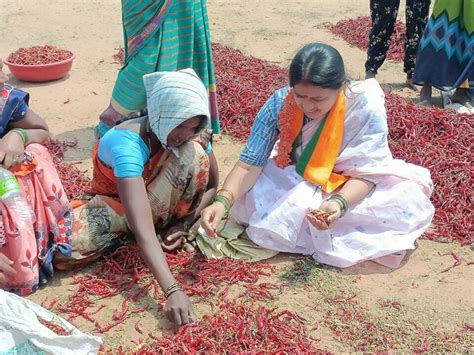 ಬಿರು ಬಿಸಿಲಿನಲ್ಲಿ ಕುಳಿತು ಕೂಲಿ ಕಾರ್ಮಿಕರ ಕಷ್ಟ ಆಲಿಸಿದ ಮಾಜಿ ಶಾಸಕರ ಪತ್ನಿ