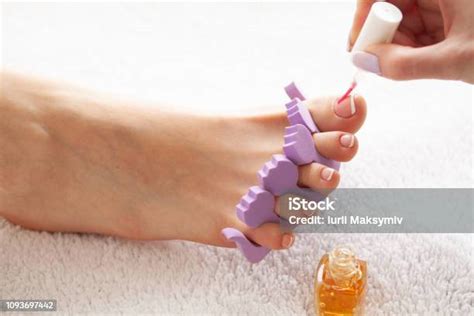 손 및 손톱 케어 뷰티 살롱에 페디큐어와 아름 다운 여자의 피트 손톱에 적용 마스터입니다 스파 매니큐어 깨끗한에 대한 스톡 사진 및 기타 이미지 Istock