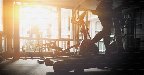 운동 피트니스 및 건강한 라이프스타일을 위한 러닝머신 개념의 체육관에서 달리는 여성의 실루엣 이미지 운동 행동 사진