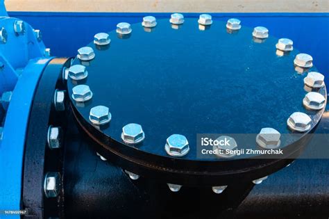 많은 수의 볼트와 너트가 동봉 된 대형 파이프 연결 파이프라인 0명에 대한 스톡 사진 및 기타 이미지 0명 강철 건설 현장 Istock