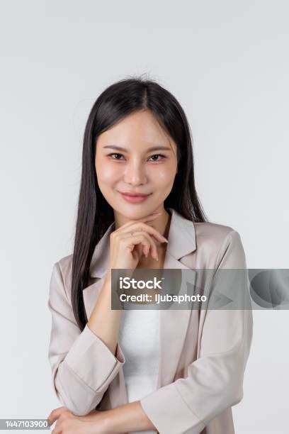 웃고 있는 행복한 아시아 젊은 여성이 흰색 배경에 고립된 카메라를 보고 있다 20 29세에 대한 스톡 사진 및 기타 이미지
