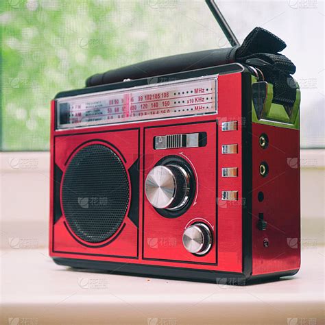 老式收音机与模拟调谐规模