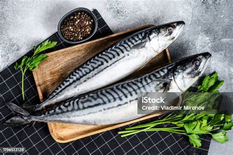 파슬리와 후추를 곁들인 생 고등어 생선 신선한 해산물 회색 배경입니다 맨 위 보기 건강한 생활방식에 대한 스톡 사진 및 기타