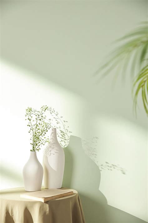 햇살이 들어오는 따뜻한 분위기의 방 안 테이블 위 화병과 오브제들 유토이미지 상세페이지 베이직샵 사진 22362934