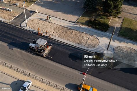 무거운 진동 롤러 압축기를 가진 무거운 아스팔트 도로 롤러는 거리의 도로 건설 현장에서 도로에 새로운 뜨거운 아스팔트를 누릅니다 거리에 대한 스톡 사진 및 기타 이미지