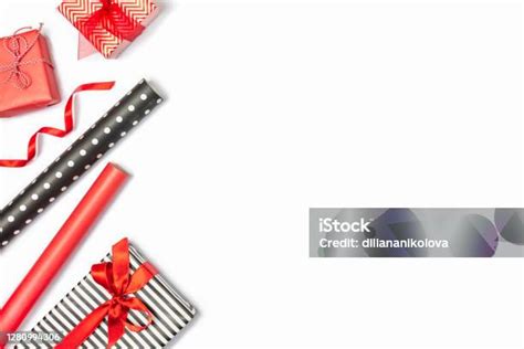 파란색 배경 위에 포장 재가 있는 검은색과 흰색 줄무늬 점선 및 빨간색 종이로 감싼 선물 상자 다양한 디자인포장은 준비를 제시합니다 공간을 복사합니다 감사에 대한 스톡 사진
