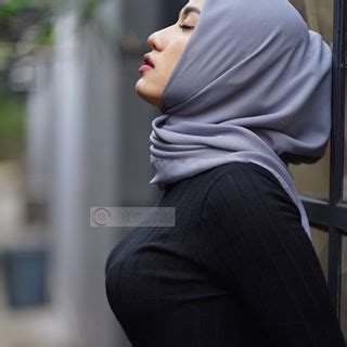 tumblr wanita tudung kelabu - Diane Ince