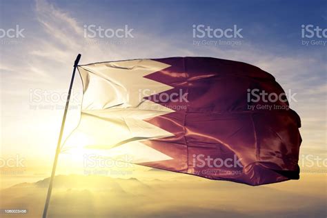 바레인 바레인 플래그 섬유 피복 직물 최고의 일출 안개 안개에 흔들며 0명에 대한 스톡 사진 및 기타 이미지 0명 공단 공휴일 Istock
