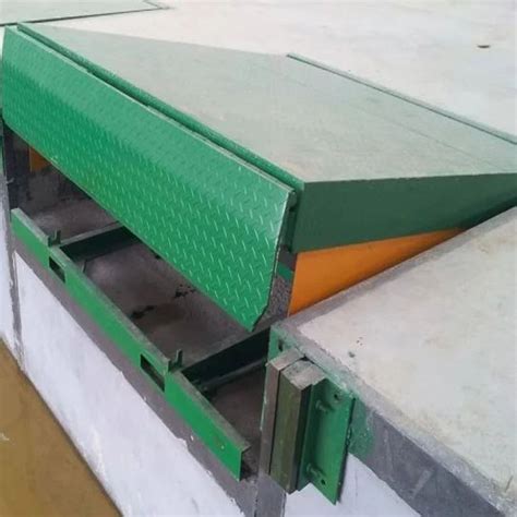Hydraulic Loading Dock Leveler Ramp For Industrial Size Capacity 10