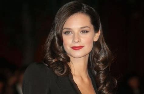 Profil Katy Louise Saunders Istri Song Joong Ki Yang Dikabarkan Hamil