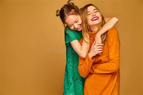 Deux Belles Filles Blondes Posant Sur Le Fond D Or Image Stock Image Du F Te Gens