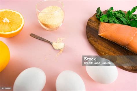 콜라겐을 함유 한 식품과 합성에 필요합니다 적절한 영양 밝은 분홍색 배경 공간을 복사합니다 감귤류 과일에 대한 스톡 사진 및