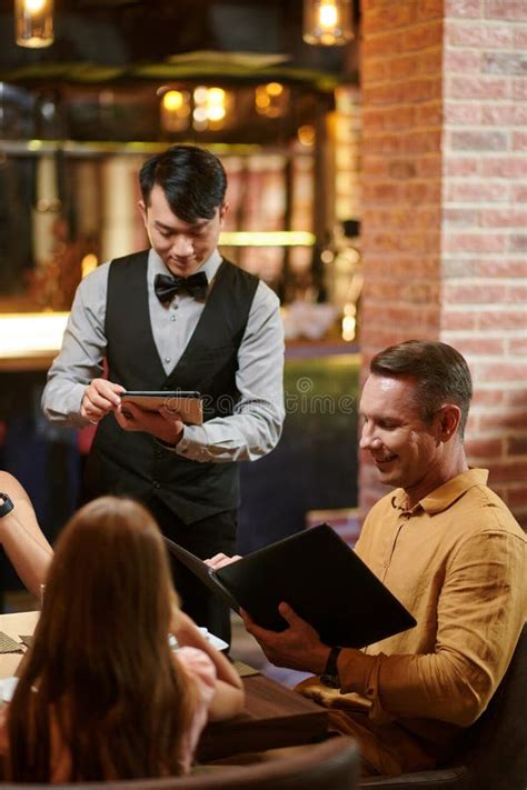 Comida Familiar En El Restaurante Imagen De Archivo Imagen De Celebre