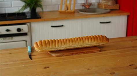 부엌에서 도마에 바게트의 가까이 부엌 테이블에 나무 보드에 전체 흰색 빵 건강한 식생활에 대한 스톡 사진 및 기타 이미지 건강한 식생활 근거리 초점 농업 Istock