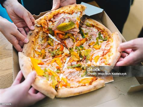 배달 골판지 상자에서 피자 조각을 복용 하는 젊은 이들의 손 집에서 점심을 먹는 친구 음식 배달 개념 상자에 대한 스톡 사진 및 기타 이미지 Istock