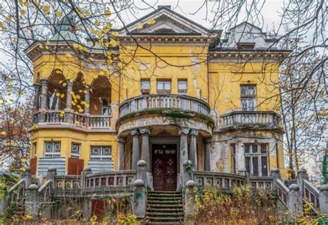 Къщата с ягодите милионерският дом в София тънещ в разруха