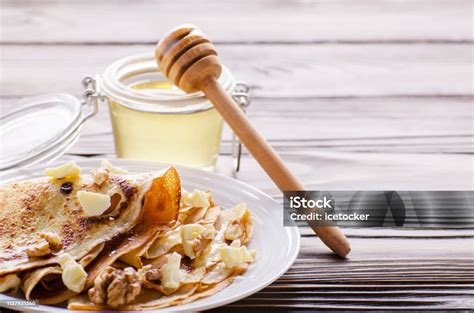 나무 부엌 테이블에 세라믹 접시에 버터와 꿀 프렌치 크레페 건강한 식생활에 대한 스톡 사진 및 기타 이미지 건강한 식생활 그릇 꼭대기 Istock