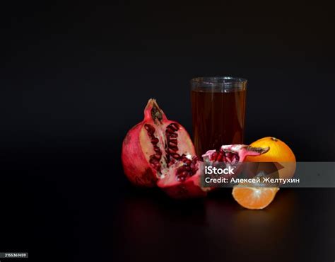 검은 배경에 큰 유리잔에 담긴 과일 주스 잘 익은 귤 조각과 깨진 석류 과일 옆 0명에 대한 스톡 사진 및 기타 이미지 0명 감귤 감귤류 과일 Istock