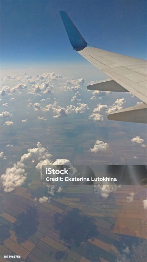 비행기 날개 보기 창 밖 흐린 하늘 배경에 휴일 휴가 배경 푸른 하늘에 구름 위에 비행 하는 비행기의 날개 아름 다운 흰 적 운 구름 0명에 대한 스톡 사진 및 기타 이미지