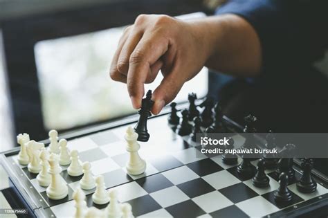 킹 체스를 들고 사업 배경 비즈니스 개념 및 텍스트 또는 디자인에 대 한 복사 공간 전략 개념으로 Chessboardusing에 배치 됩니다 0명에 대한 스톡 사진 및 기타
