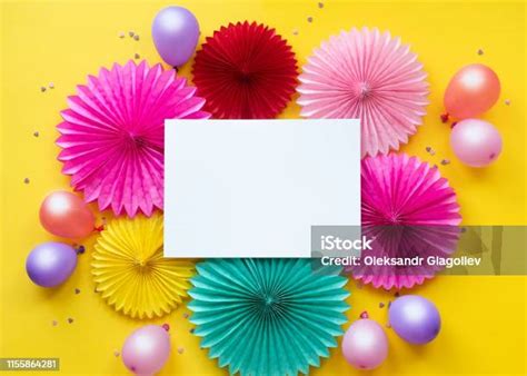 노란색 테이블 상단보기에 다채로운 풍선과 종이 꽃 생일 휴일 또는 파티 배경 플랫 레이 스타일입니다 텍스트의 빈 공간입니다 축제 인사말 카드입니다 0명에 대한 스톡 사진 및