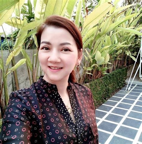 ครีมทามือน้ำมันม้า มือแห้ง มือหยาบ มือกร้าน มือลอก มือดำ หัวเข่าดำ ตาตุ่มด้าน ส้นเท้าแตก จัดด่วน