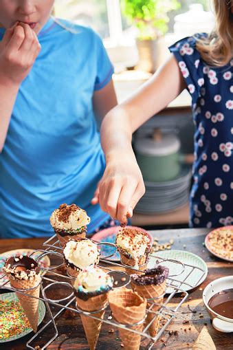 다양한 토핑 과일 사탕 스프링클러와 콘에서 아이스크림을 준비하는 어린 소녀 10 11세에 대한 스톡 사진 및 기타 이미지 10 11세 2명 8 9 살 Istock