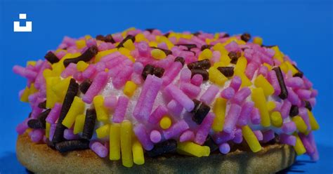 파란색 표면에 스프링클을 뿌린 도넛 사진 Unsplash의 무료 음식 이미지