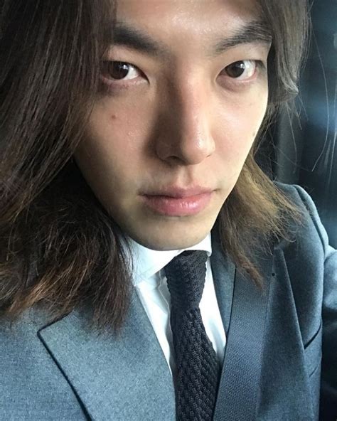 김우빈 슈트 위에 장발로 변신♥신민아 머리 길이 따라 잡나 텐아시아 김우빈 슈트 위에 장발로 변신♥신민아 머리 길이 따라 잡나 텐아시아