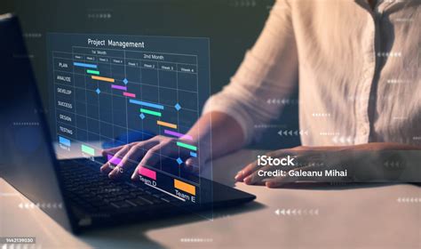 노트북에서 작업하고 가상 화면에서 회사의 Gantt 차트 일정 인터페이스를 사용하여 작업 및 마일스톤 진행 계획을 업데이트하는 프로젝트 관리자 프로젝트 관리에 대한 스톡