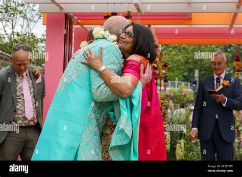 Manoj Maldes Mutter Umarmt Clive Gillmor Während Der Indischen