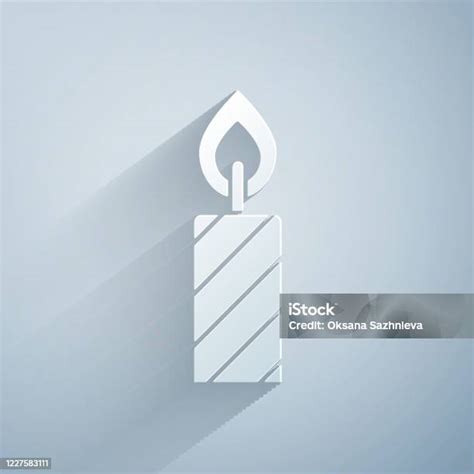 종이 컷 생일 케이크 양초 아이콘 회색 배경에 격리 종이 아트 스타일입니다 벡터 촛불 조명 장비에 대한 스톡 벡터 아트 및 기타 이미지 촛불 조명 장비 3차원 형태